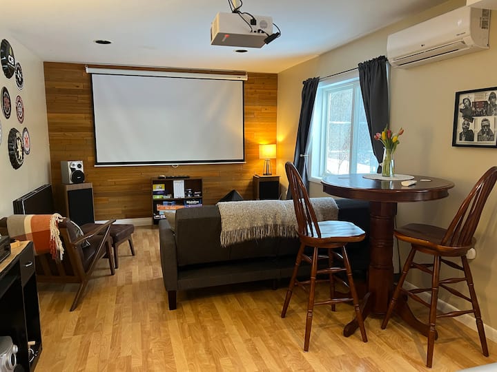 Dog-friendly Couples Retreat - Lansing, NY