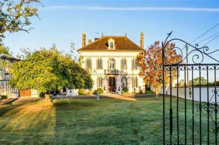 Large Character Property For Up A Max Of 20 People - Gers