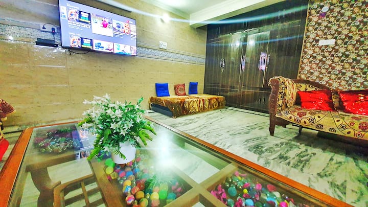 Room With Balcony Near Taj@ Anukampa Guest House - Agra