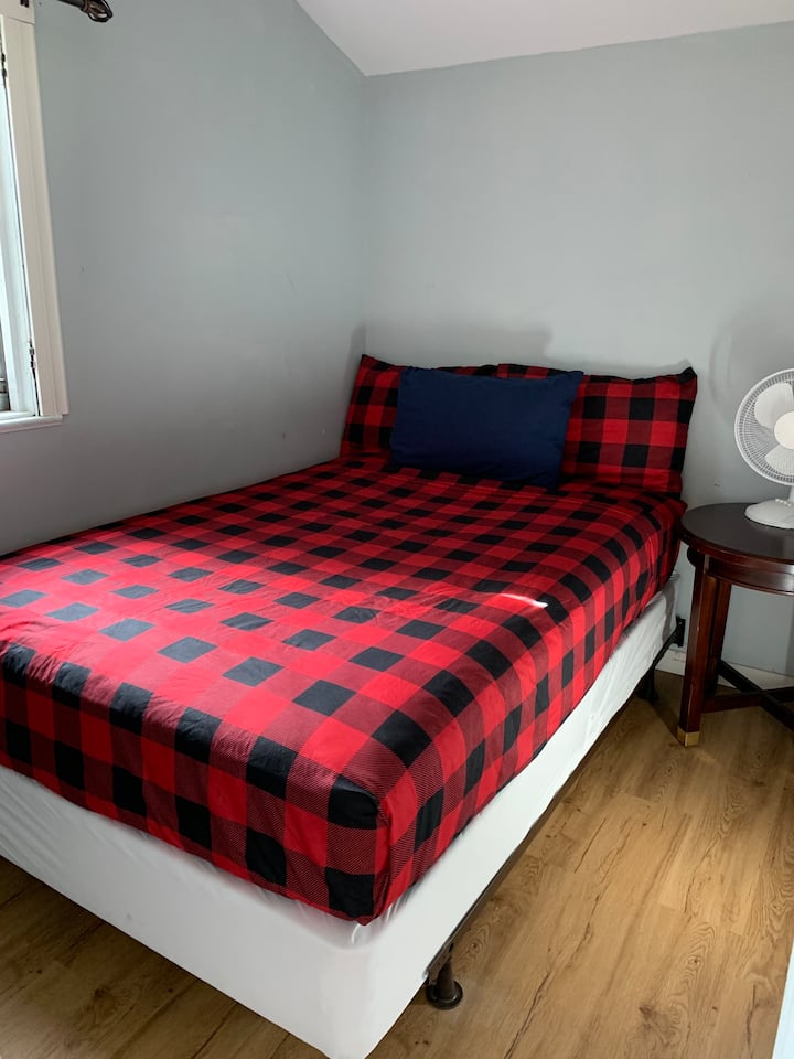 Cottage #8 - Carp - 2beds - Sleeps 4 - North Bay