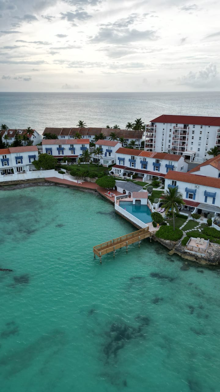 Isle Of Icons: King Bed 2pools With Private Beach - Nassau