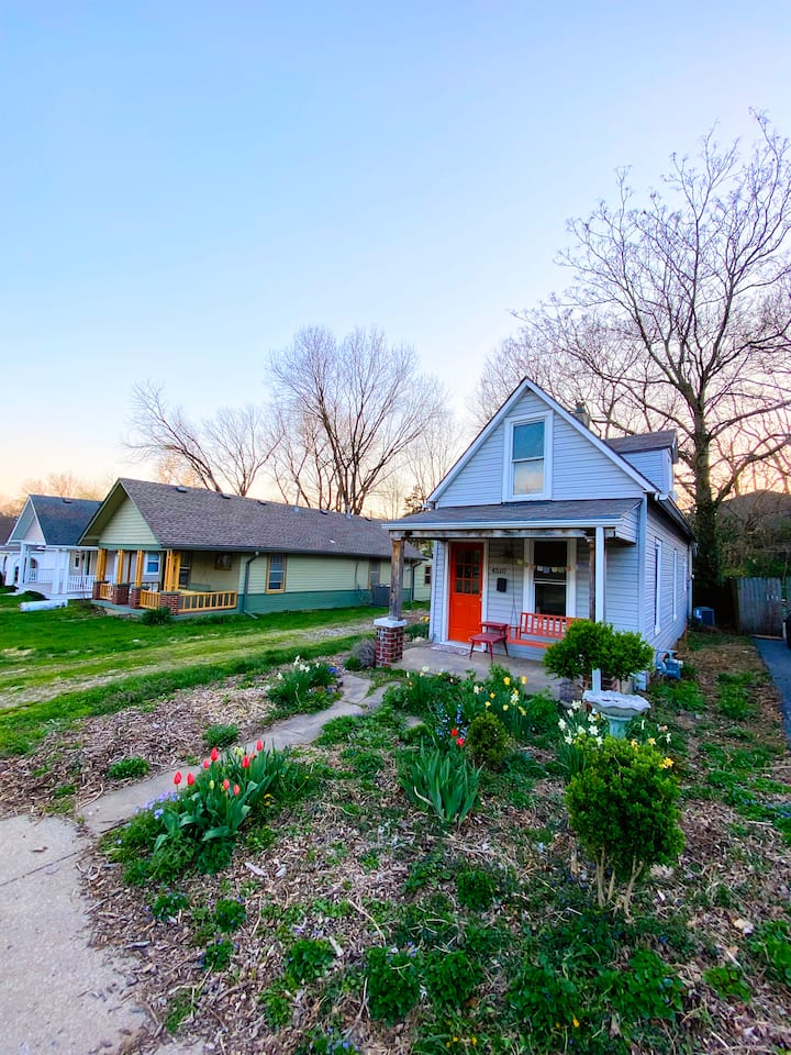 Adorable Home With Lush Gardens And Local Touches - Kansas City, KS
