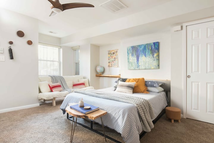 Sip, Stroll & Soak It In-steps To Metro + Parking! - Gallaudet University, Washington