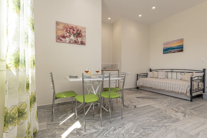 Central, Spacious & Functional 2 Split Room - Naxos