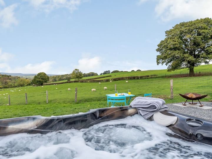 Romantic Shepherds Hut With Hot Tub & Views. - Hereford