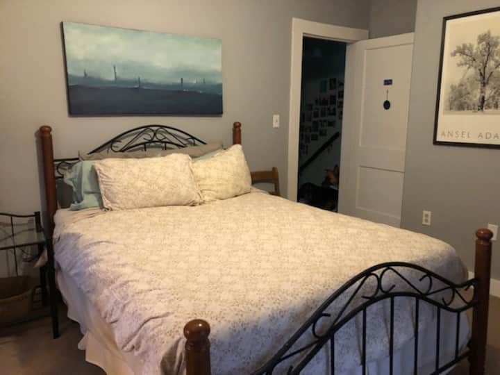 Victor's Old East Dallas Bedroom - Dallas, TX