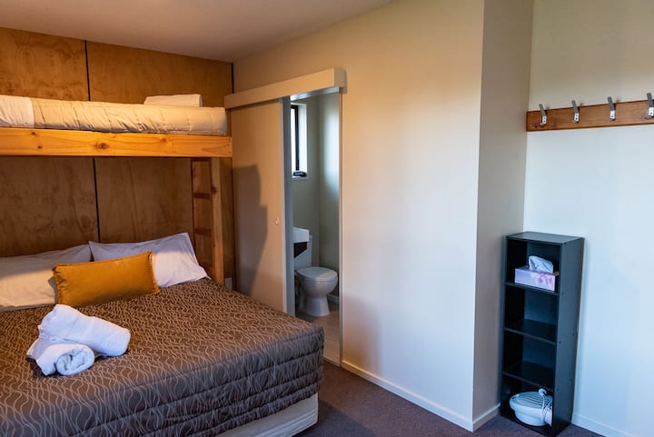 Snow Denn Lodge, Methven - Queen Bed With Overhead Bunk And Ensuite - Methven