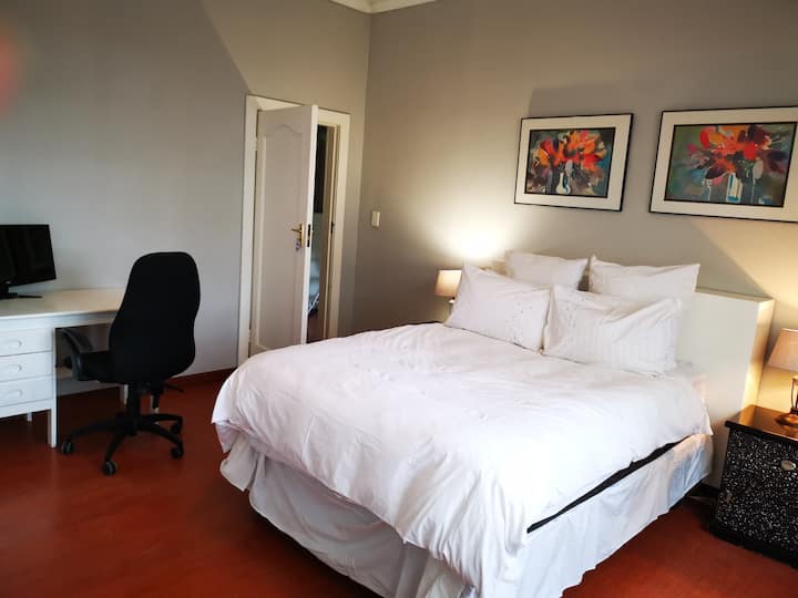 Large 2-bed, Fast Wi-fi, Always On Power And Water - Sandton