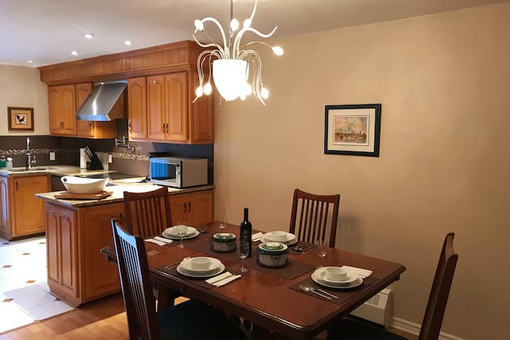 Hébergement 3 Chambres, 5 Min. Métro Saint-michel - Montréal, QC