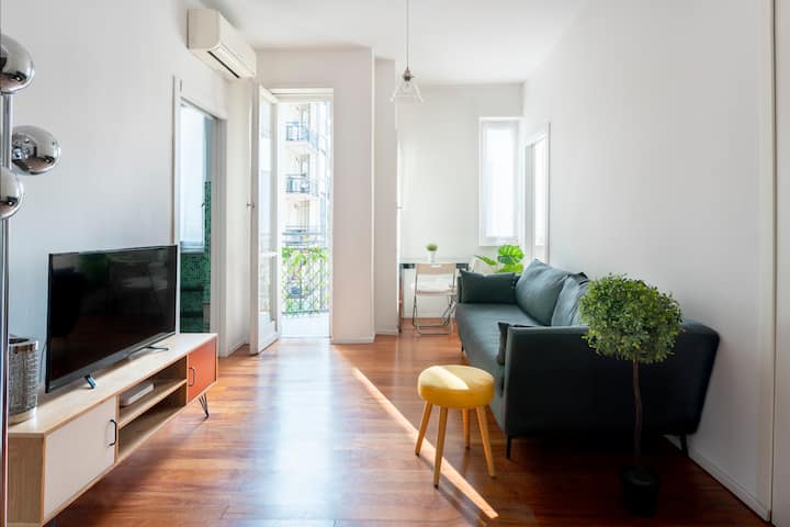 White & Beautiful In Milan Downtown - Milan