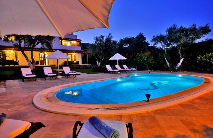 Spacious Family Villa With Large Private Pool - Gümbet