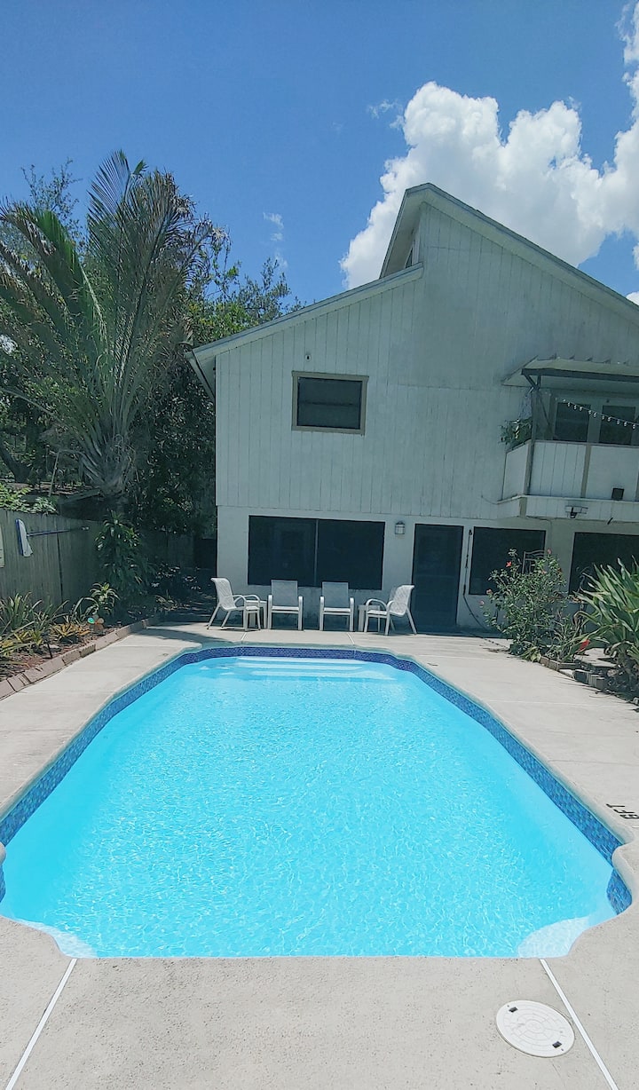 4 Bedrms, Pool,  Spa Like Jetted Tub, Rain Shower - Odessa, FL