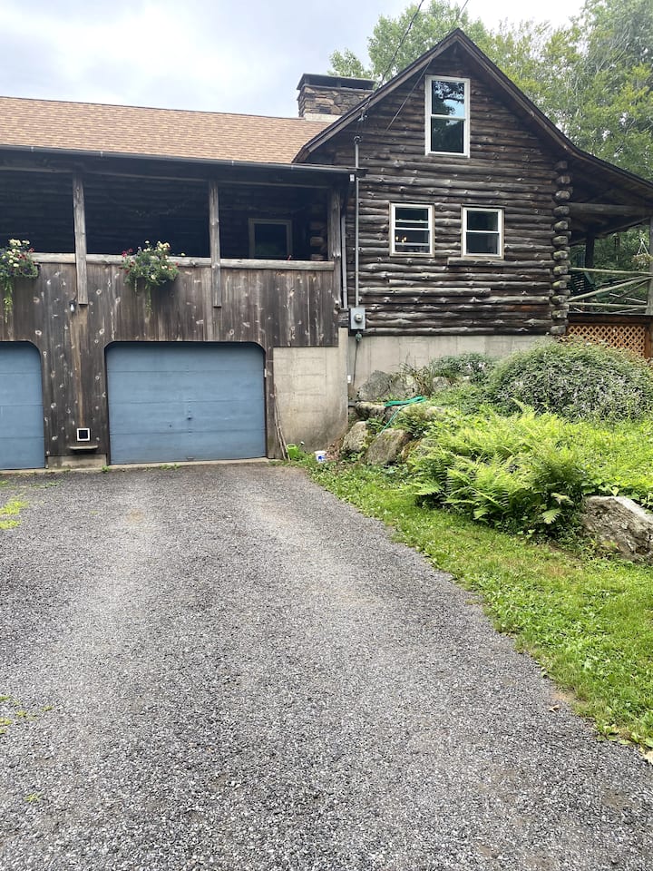 Beautiful Cabin In The Woods - Colchester, CT
