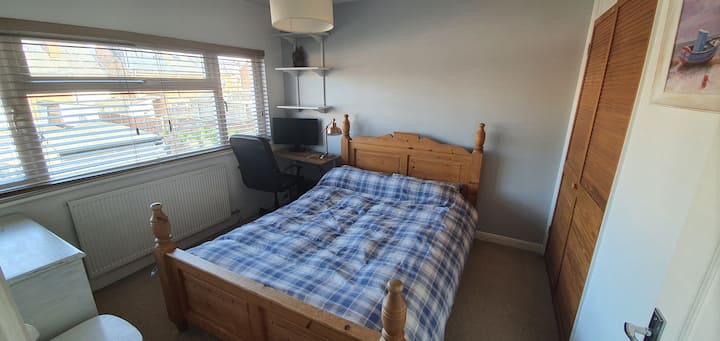 Double Room In Shared Town House - Reading