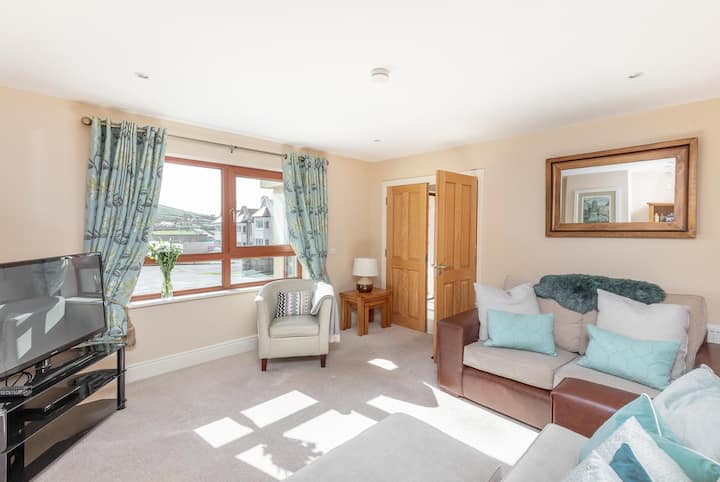 Captain's Rest - Town Location With Private Garden - Dingle