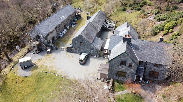 Off-grid Farmhouse 1880 Lake Vyrnwy - Bala