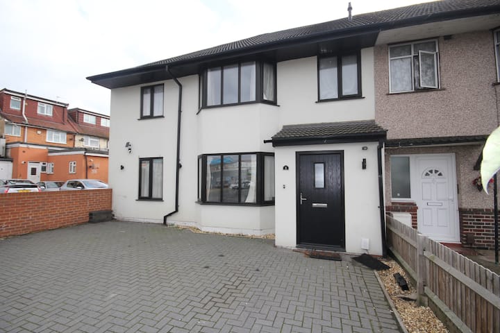 Lee's House - 6 Bedrooms + 5 Bathrooms + Parking. - Berkshire