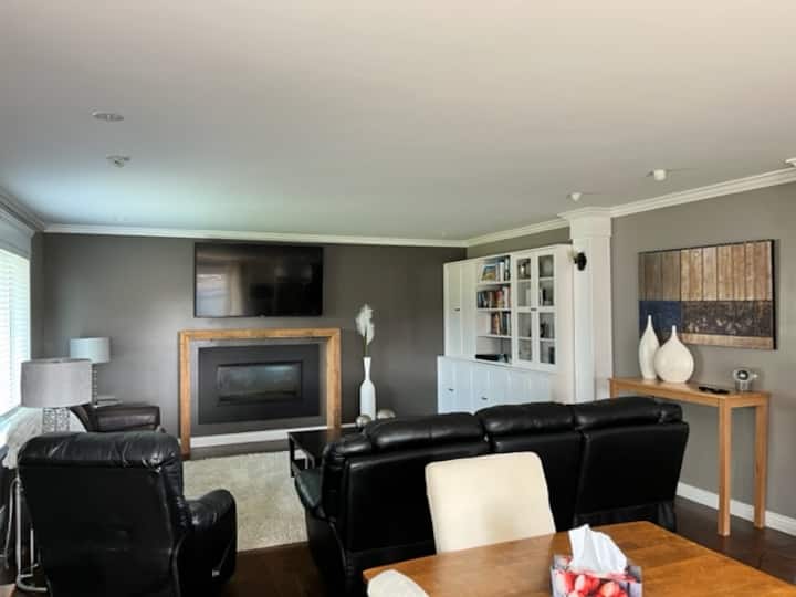 North Vancouver- Location Location- 4 Bedrooms - Grouse Mountain