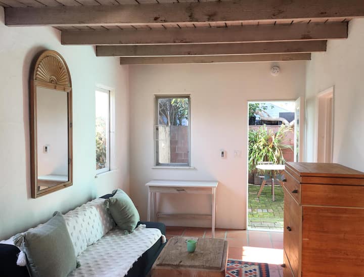 Charming Spanish Guest House - Los Angeles, CA