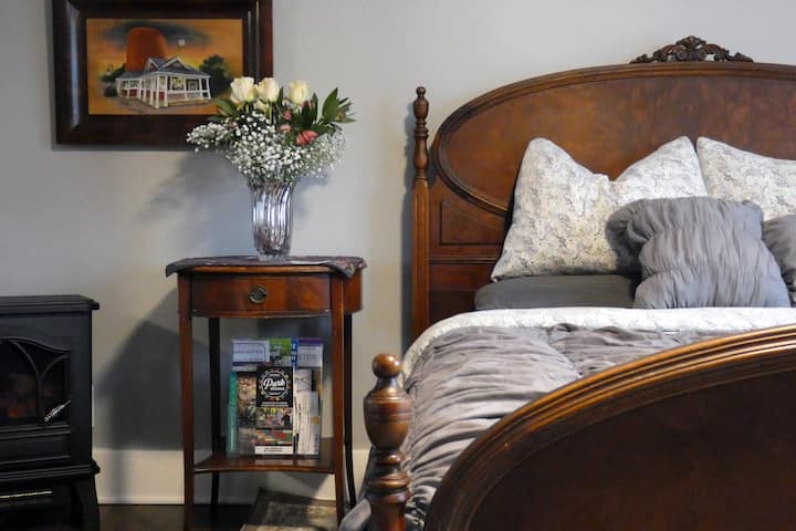 Comfortable, Private Bedroom & Bath Near Park Ave. - Rochester, NY