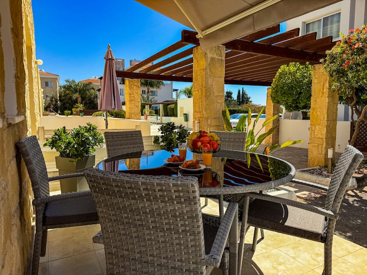 Modern 2br Apartment With Pool, Veranda & Garden - Paphos