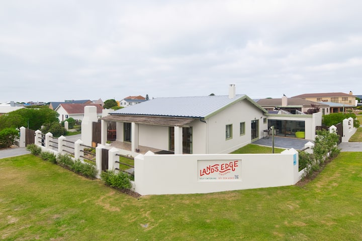 Land's Edge Featherbush Cottage - Solar - Struisbaai
