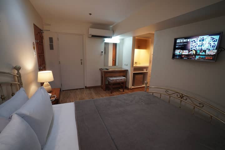 Charming Two Bedroom In Malate - Manila