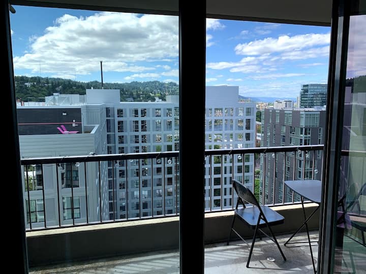 Light And Bright Condo With Free Parking - Portland, OR