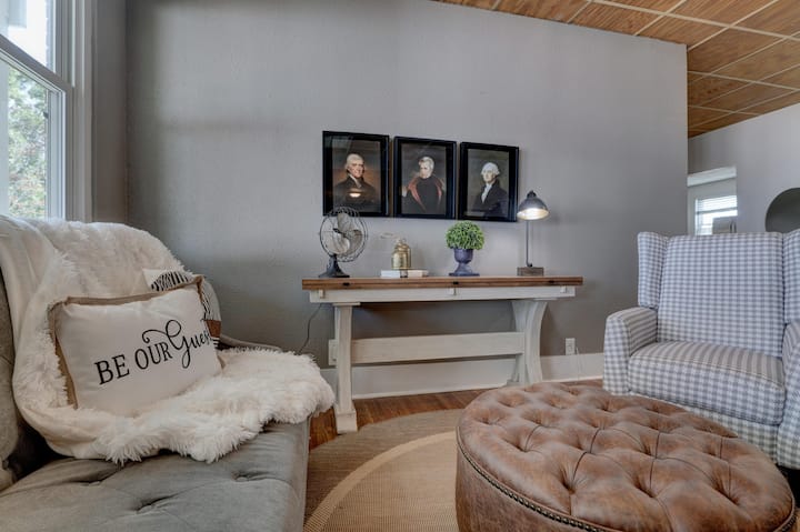 1938 Brick House - Historic Schoolhouse 3 Br Loft - Joplin