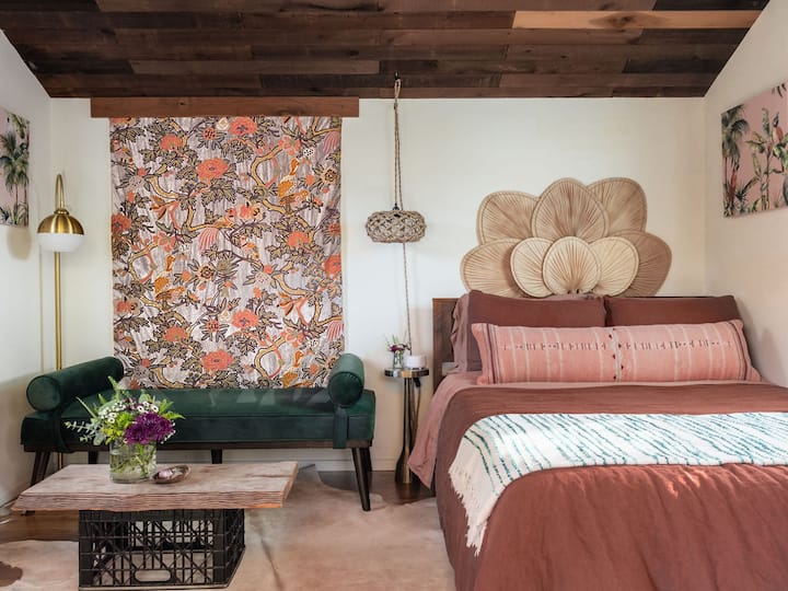 Retro Jungle Cottage | Spa, Sauna, Creative Oasis! - Santa Barbara, CA