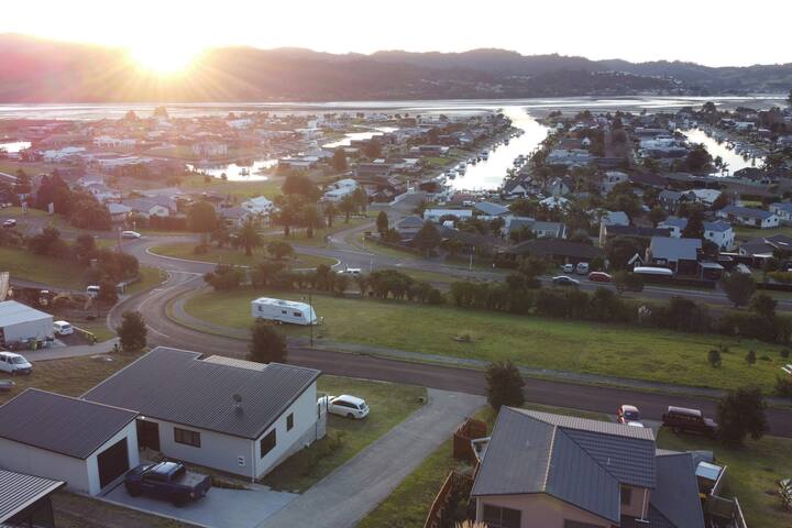Modern Pauanui Bach With Epic Views & All Day Sun! - Pauanui