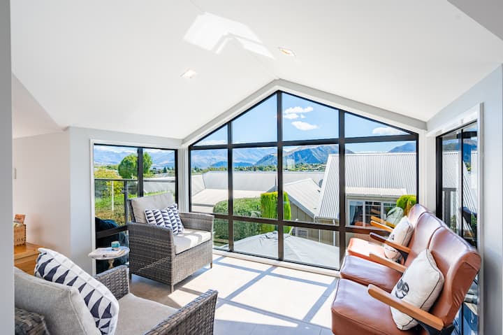 Ironside Lakeview Townhouse - Spectacular Views - Wanaka