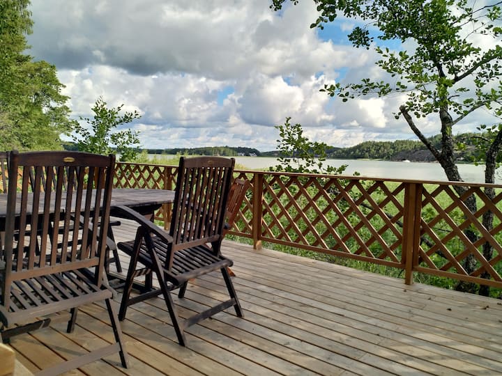 Naantalissa Idyllinen, Pieni Merenranta Mökki . - Naantali