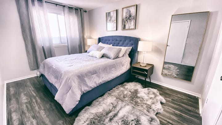 Elegant 3 Floor Townhouse + Retro Arcade Playroom - Pointe-Claire