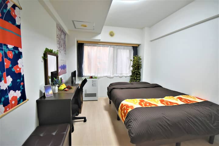 ダブルベッド 駅徒歩3分 スーパー、コンビニ、100円ショップ、飲食店が近くに有ります。 - 北廣島市