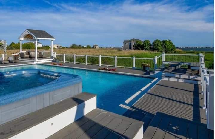 Spacious Hamptons Home On Water With Pool, Hotub - Westhampton, NY