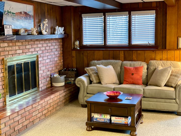 East Leland Cottage - 1 Min Walk To Lake - Leland, MI