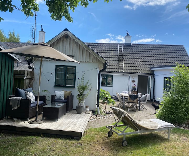 Mysig Skånelänga I Lantlig Miljö - Höllviken