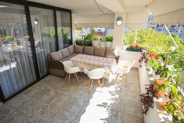 Colorful Oasis With Sunny Balcony - Tirana