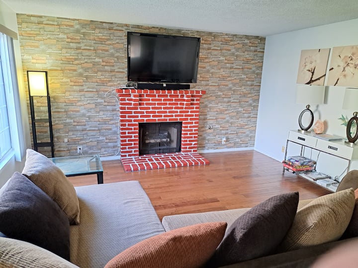 Spacious Entire Home In La's Peaceful Neighborhood - Azusa, CA