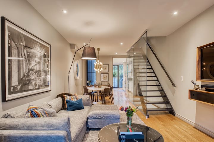 Stylish 1870s Home Near Distillery District & Old Toronto - Toronto