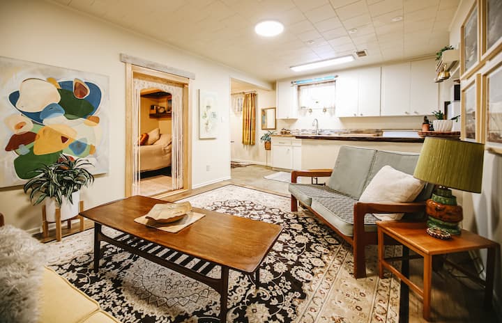 "Maple & Pine" Charming Private One Bedroom Suite - Saskatoon