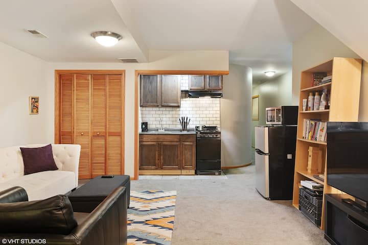 Quaint West Town Bedroom! - Chicago, IL
