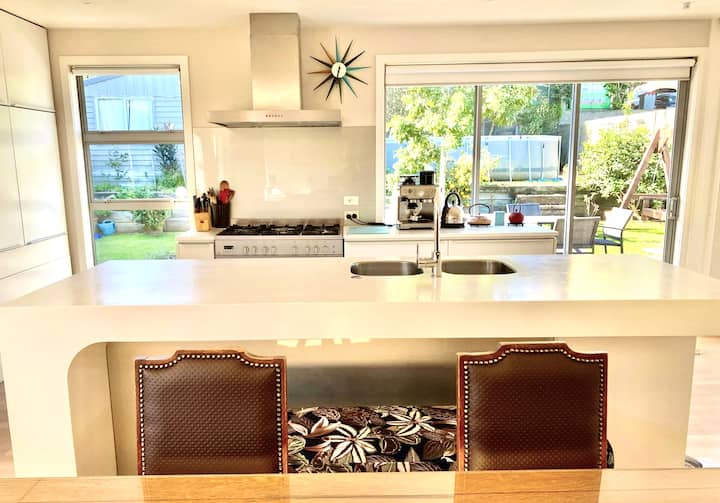 Mount Maunganui Family Home With 2 Black Cats - Mount Maunganui