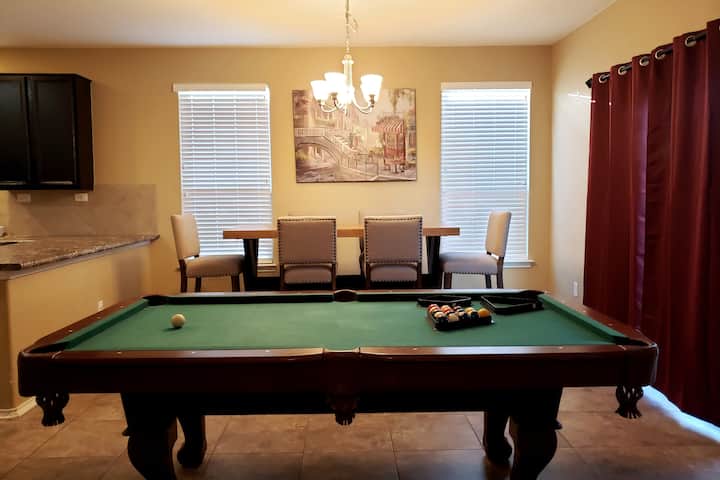 Spacious 2 Story Corner Home (Lackland Afb Bmt) - San Antonio