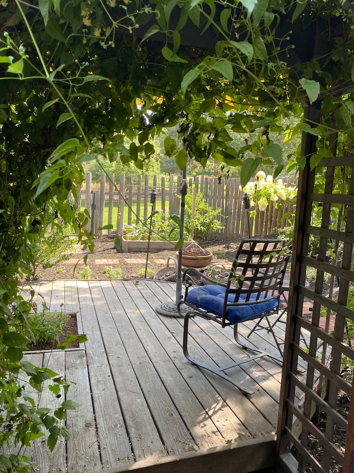 Hollinshead Park House W Hot Tub, One Good Dog Ok! - Bend, OR