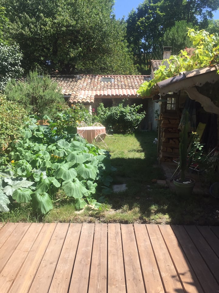 Grande Chambre Dans Maison Avec Jardin - Die