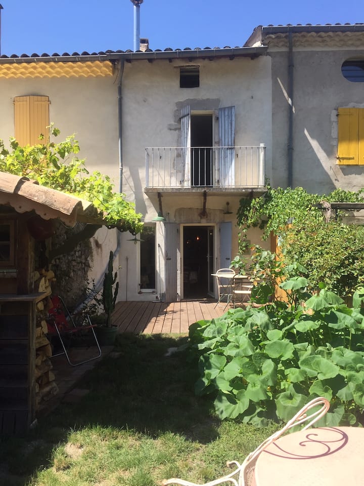 Grande Chambre Dans Maison Avec Jardin - Die