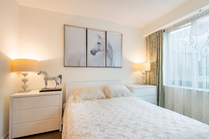 2 Bedroom Townhouse: Private Patio, Parking, Gym - Mount Seymour