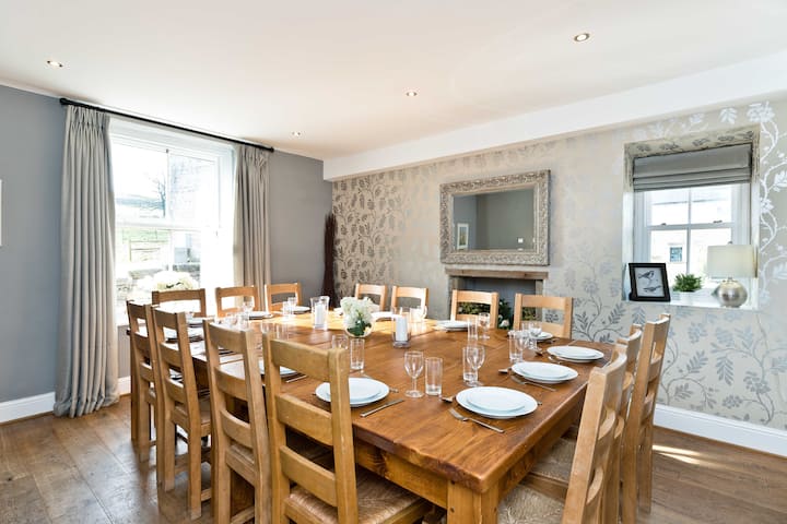 Sleeps 14 Character Farmhouse W/ Games Room - Derbyshire